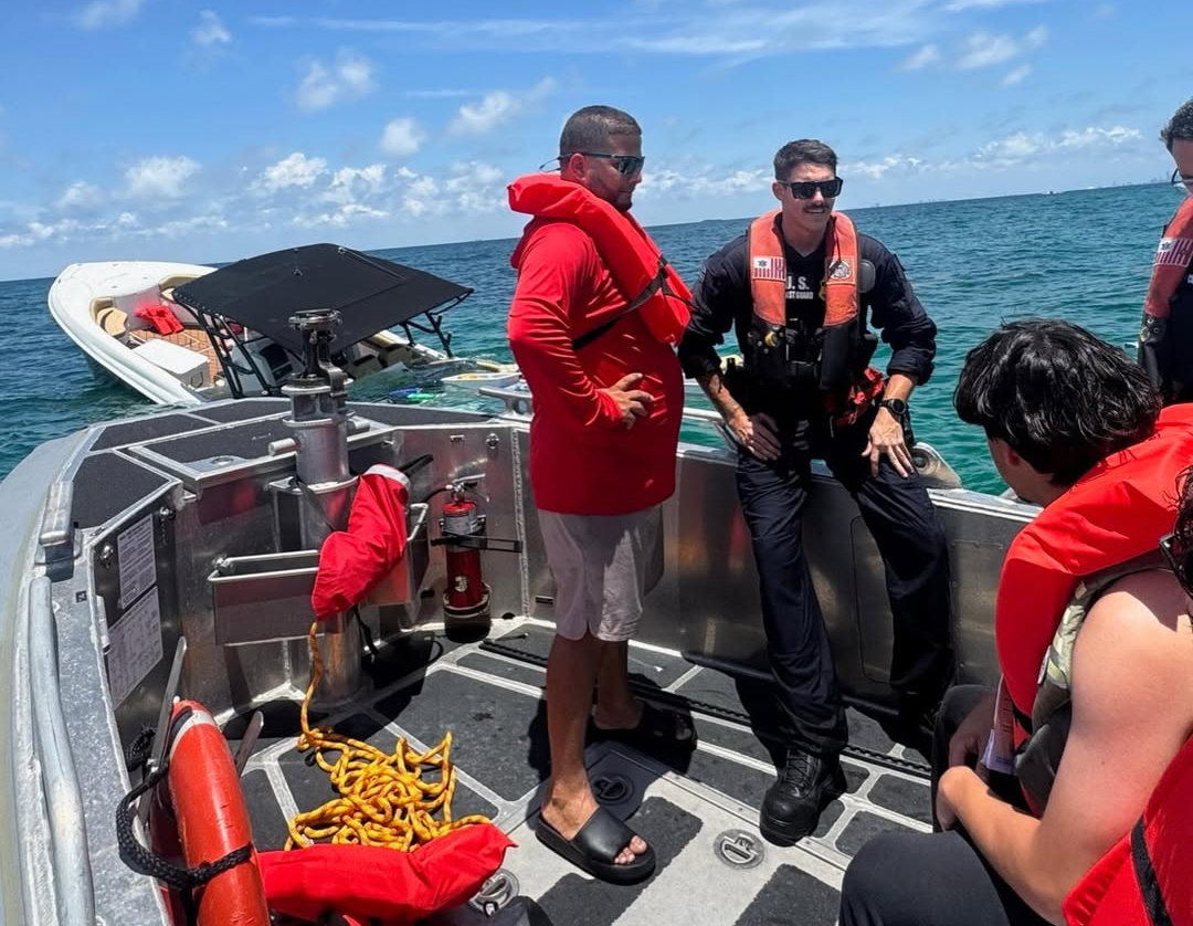 Guardia Costera rescata a cuatro navegantes en Key Biscayne