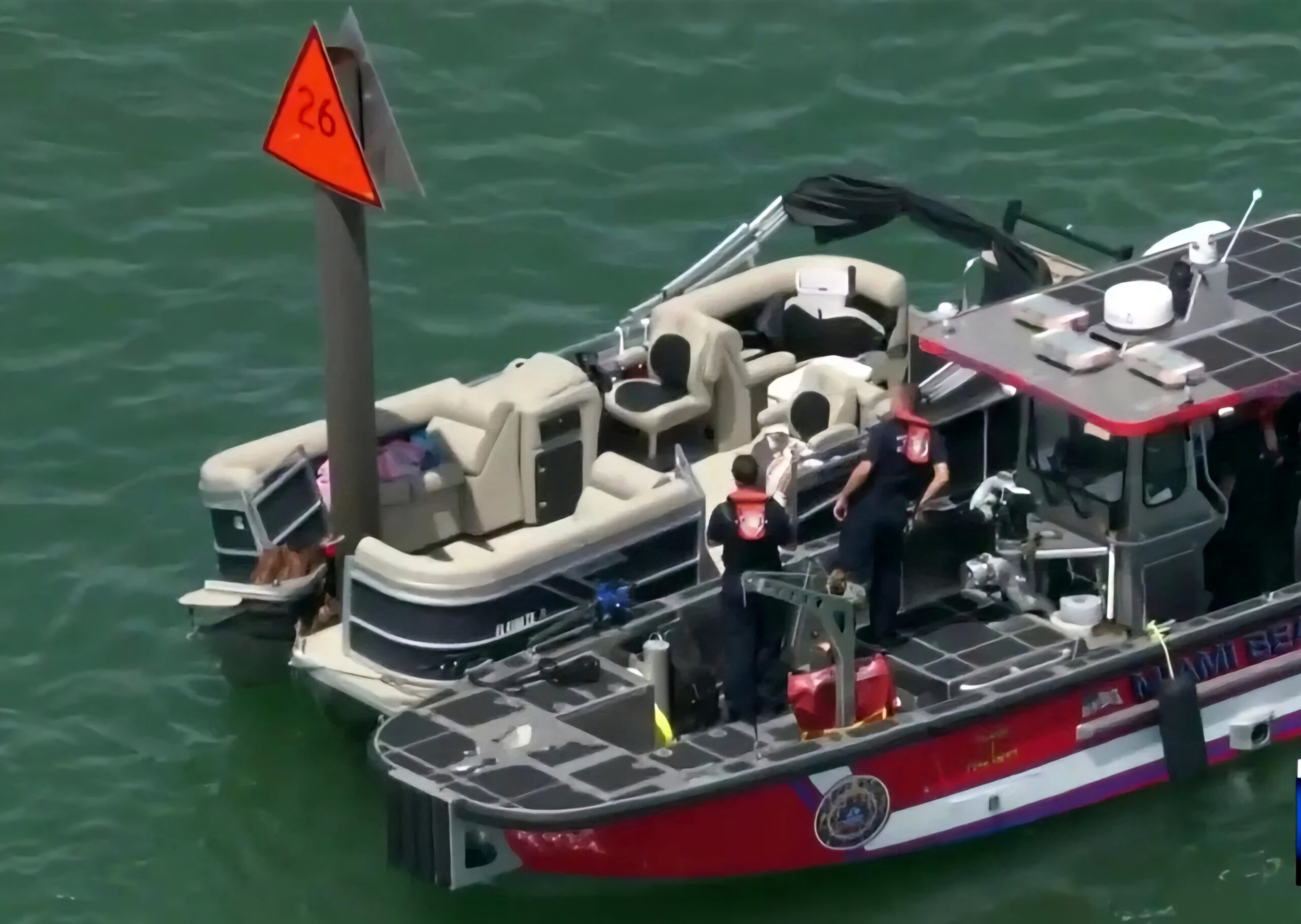 Barco se parte en dos tras chocar contra marcador de canal en Biscayne ...