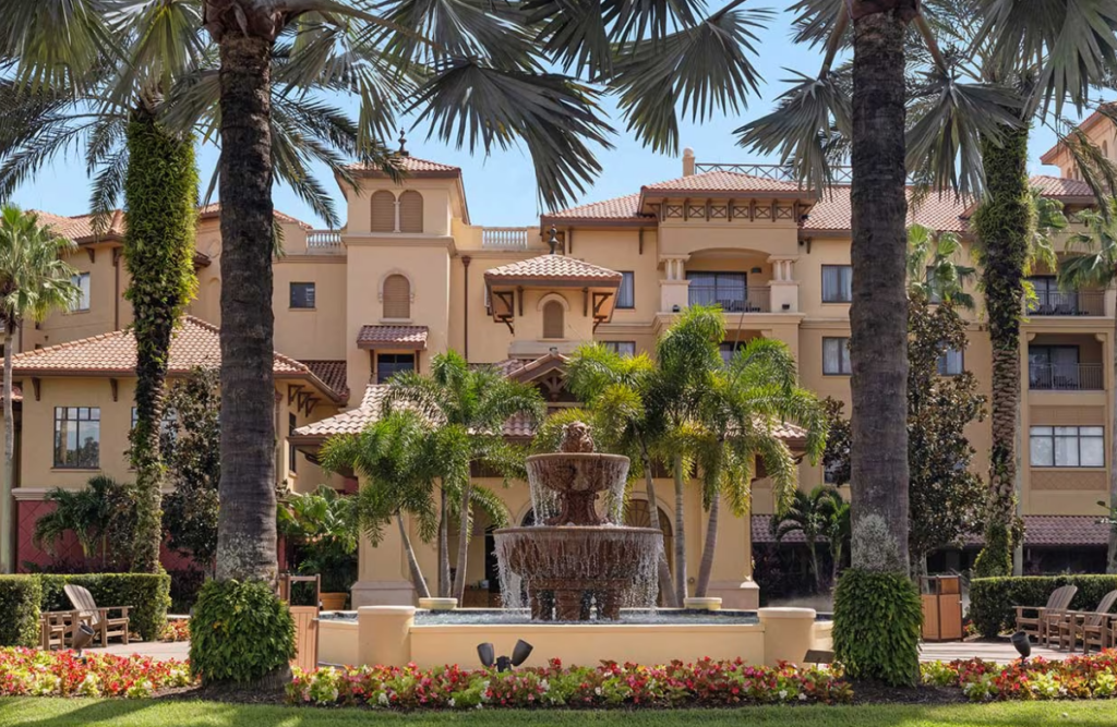 Hombre de 72 años arrestado por tocar a menores en resort de Orlando ...