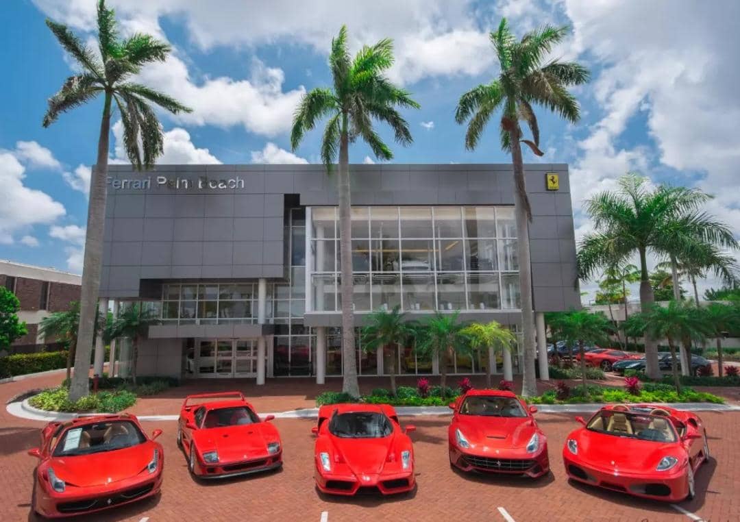 Falla en ascensor ocasionó caída de un Ferrari Roma en Palm Beach ...