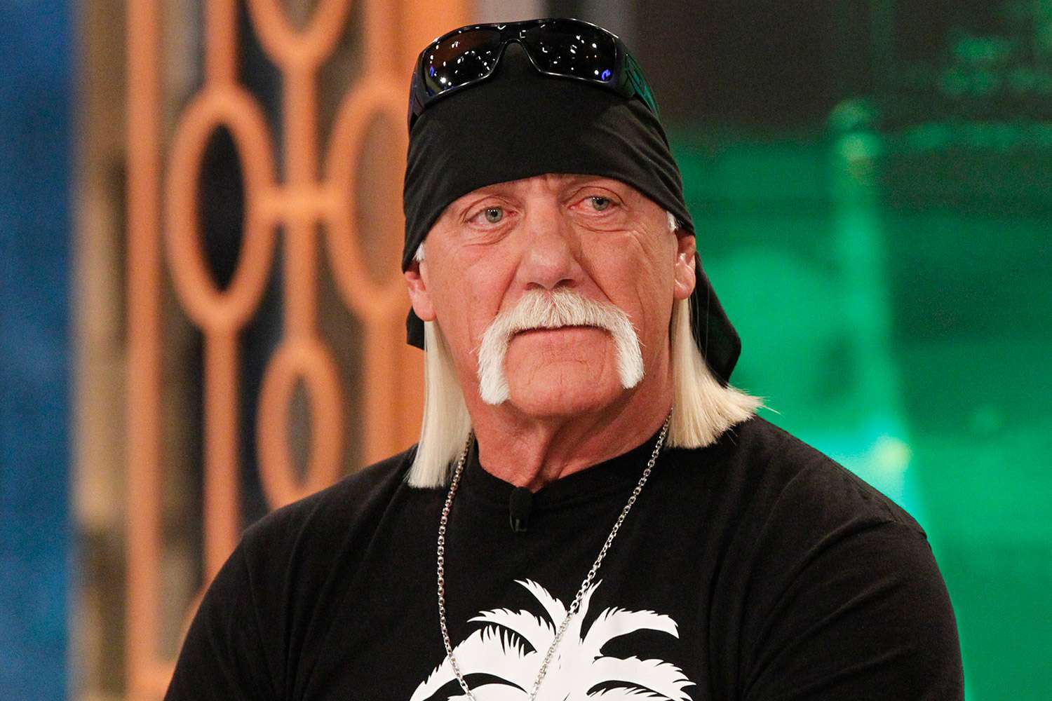 Hulk Hogan rescata a conductora que volcó su auto en Florida