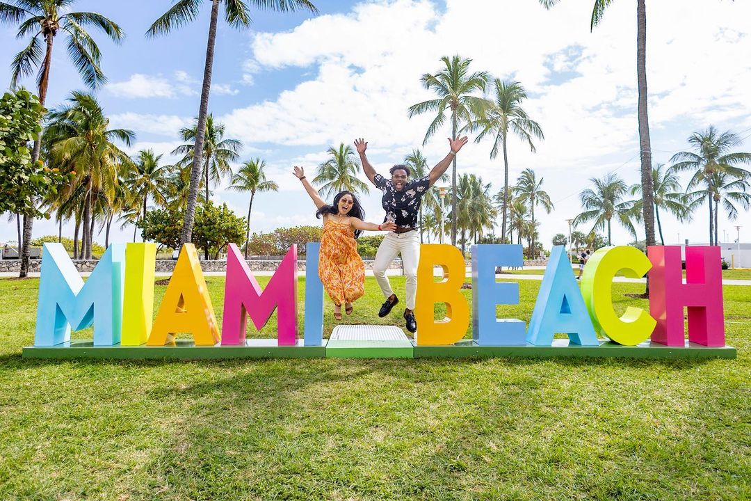 Lummus Park estrena colorido cartel que promociona Miami Beach