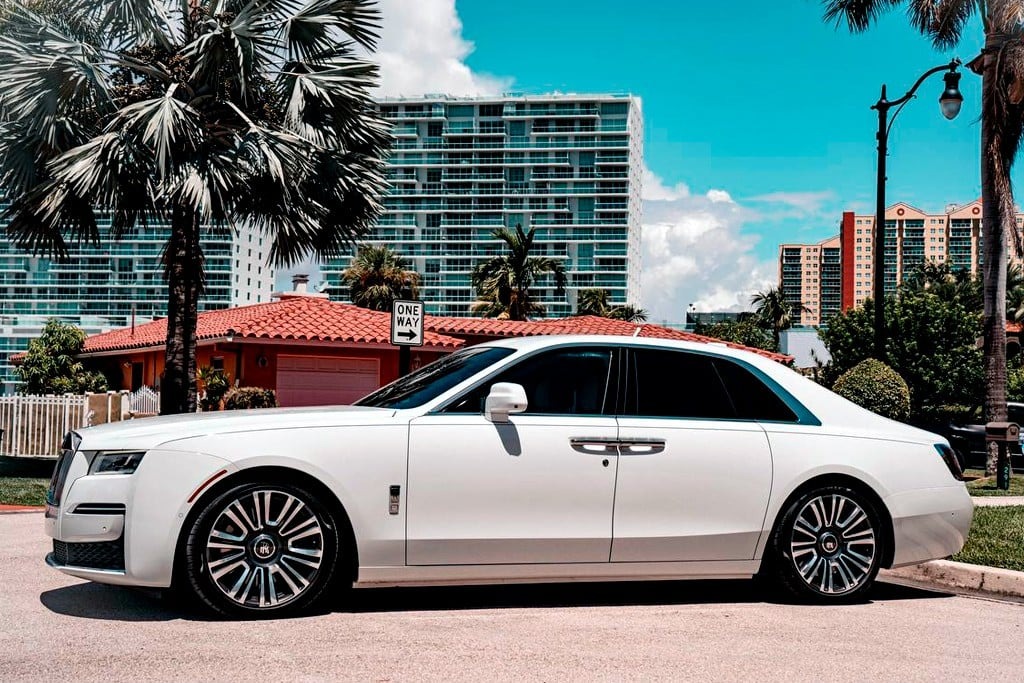 Llegó a bordo de un Tesla y robó dos Rolls Royce en Southwest Ranches ...