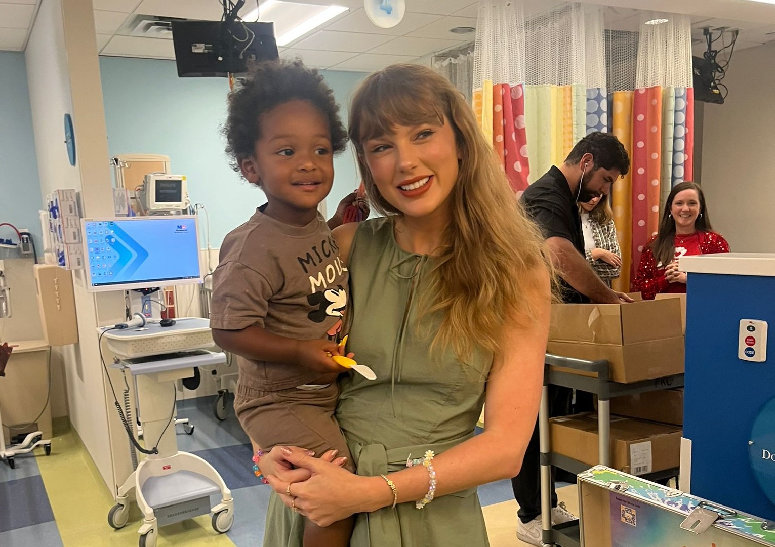 Taylor Swift hizo visita sorpresa a pacientes de hospital infantil en ...