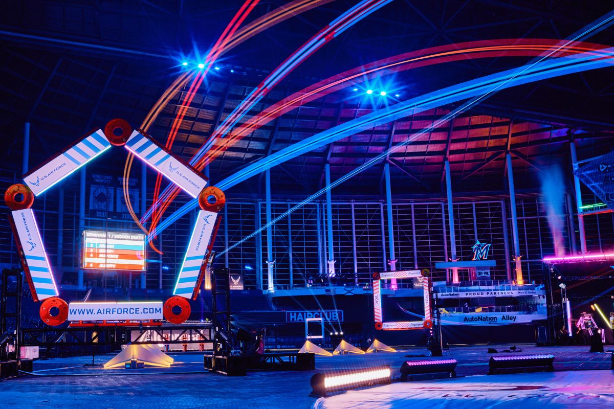 ¿Asistir a una carrera futurista de drones? Sí, en Miami todo es ...