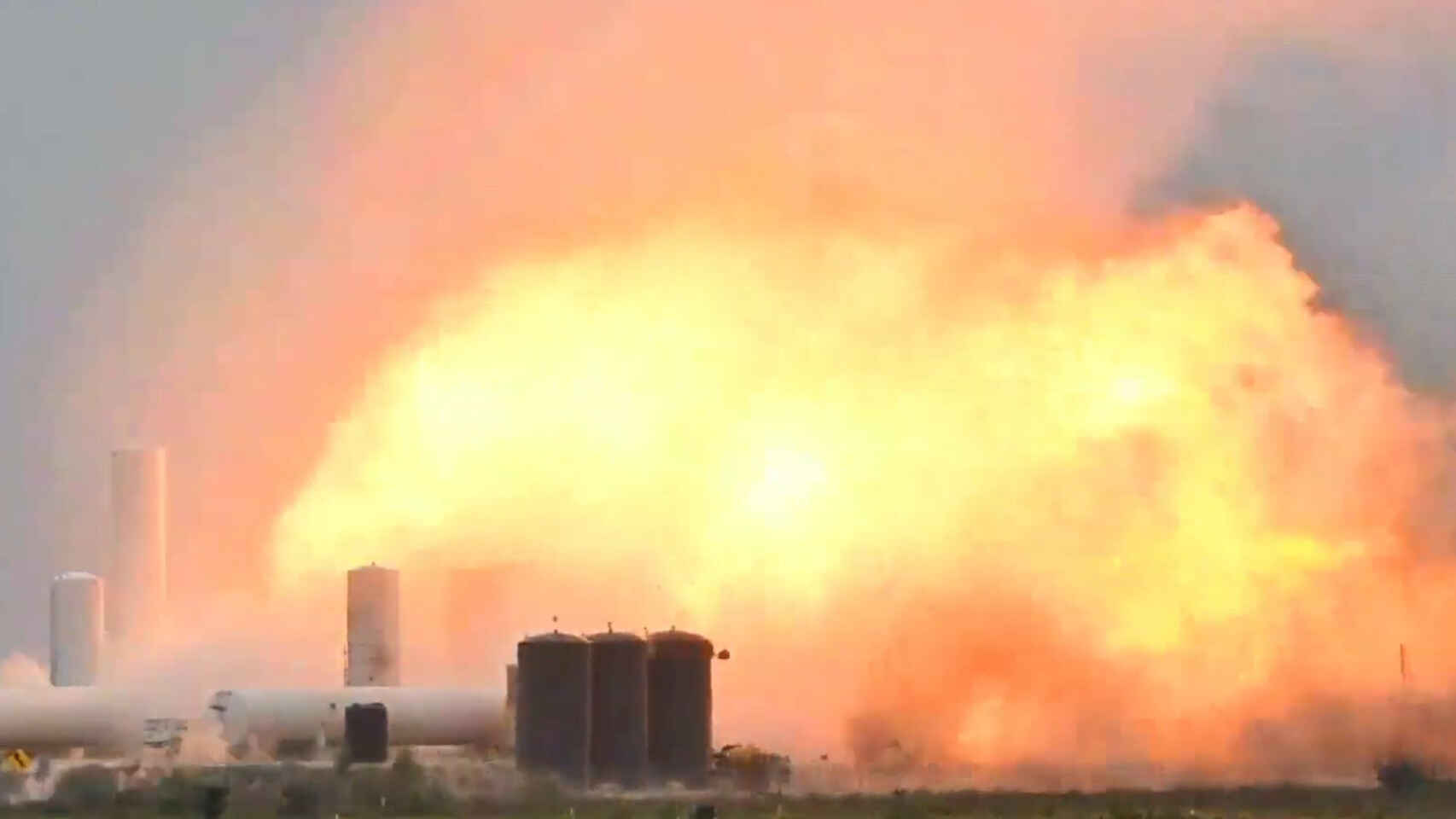 ¡Descomunal explosión! Destruido el cohete SpaceX Raptor que iba para ...