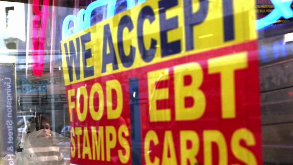 Gobierno federal restringe acceso a los “Food Stamps”: 700 mil personas ...