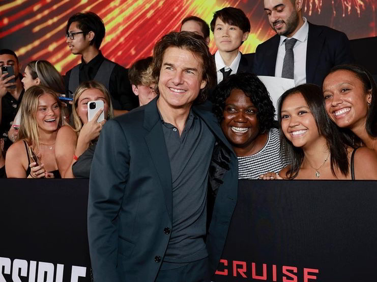 Tom Cruise sorprende a fans de “Misión Imposible” en cine de Miami ...